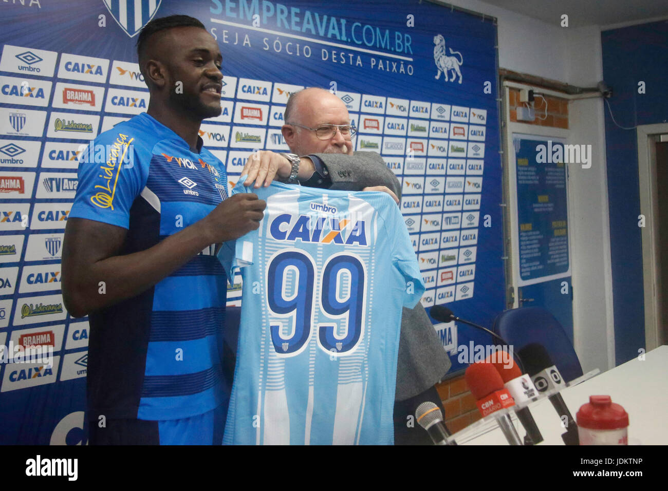 FLORIAN'POLIS, SC - 20.06.2017: PLAYER PRESENTATION JOEL NO AVAÍ - Cameroon striker Joel from ...