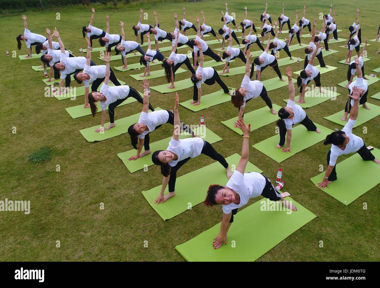 Huai'An, China. 21st June 2017.Hundreds of people practice yoga at a ...