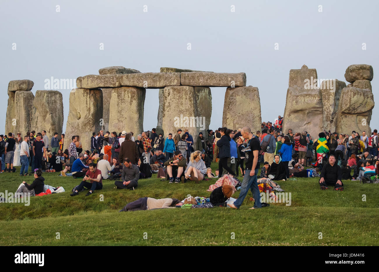 Summer solstice celebrations at stonehenge hi-res stock photography and ...