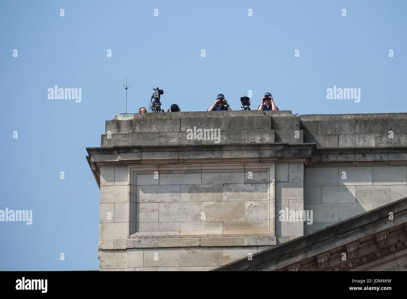 Security on the roof of buckingham palace hi-res stock photography and ...