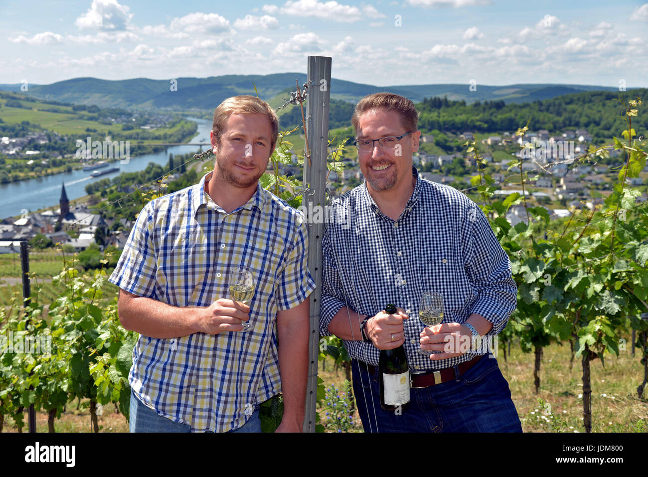 Lieser, Germany. 05th June, 2017. John Pfeiffer (R) and stepson Matt ...
