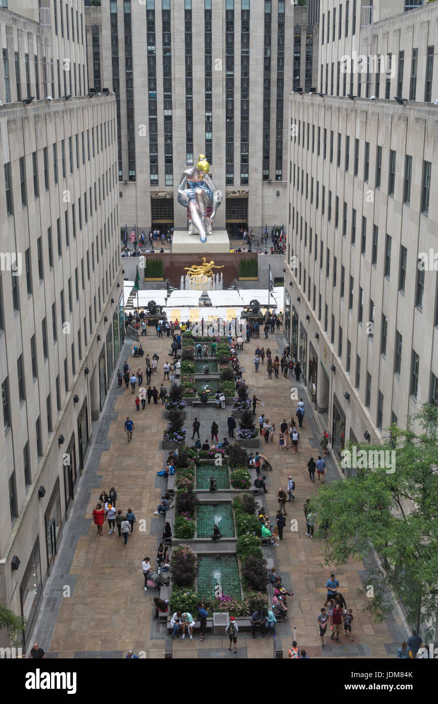 Rockefeller center plaza promenade hi-res stock photography and images ...