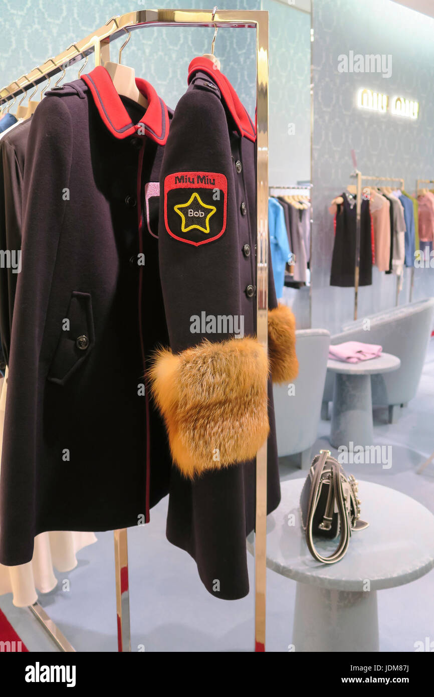 Saks Fifth Avenue Flagship Department Store, NYC, USA Stock Photo - Alamy