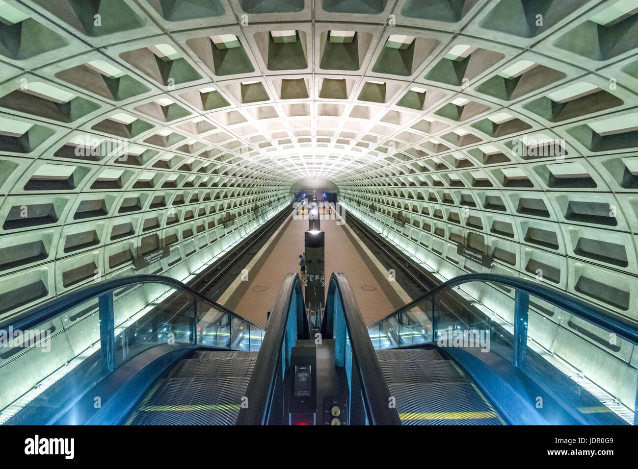 Washington Metropolitan Area Transit Authority station platform Stock ...