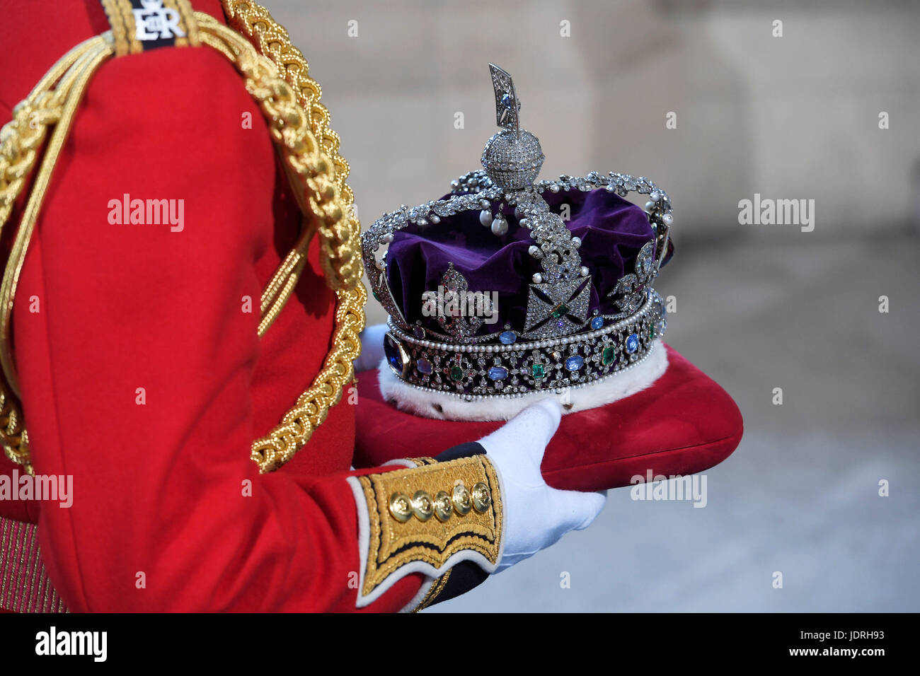 Queen elizabeth iis crown hi-res stock photography and images - Alamy