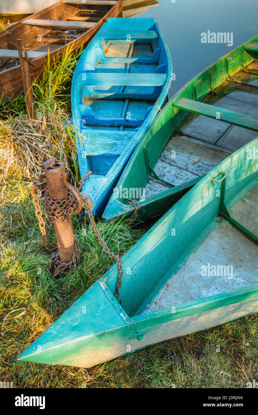 Row boat tied to shore water hi-res stock photography and images - Alamy