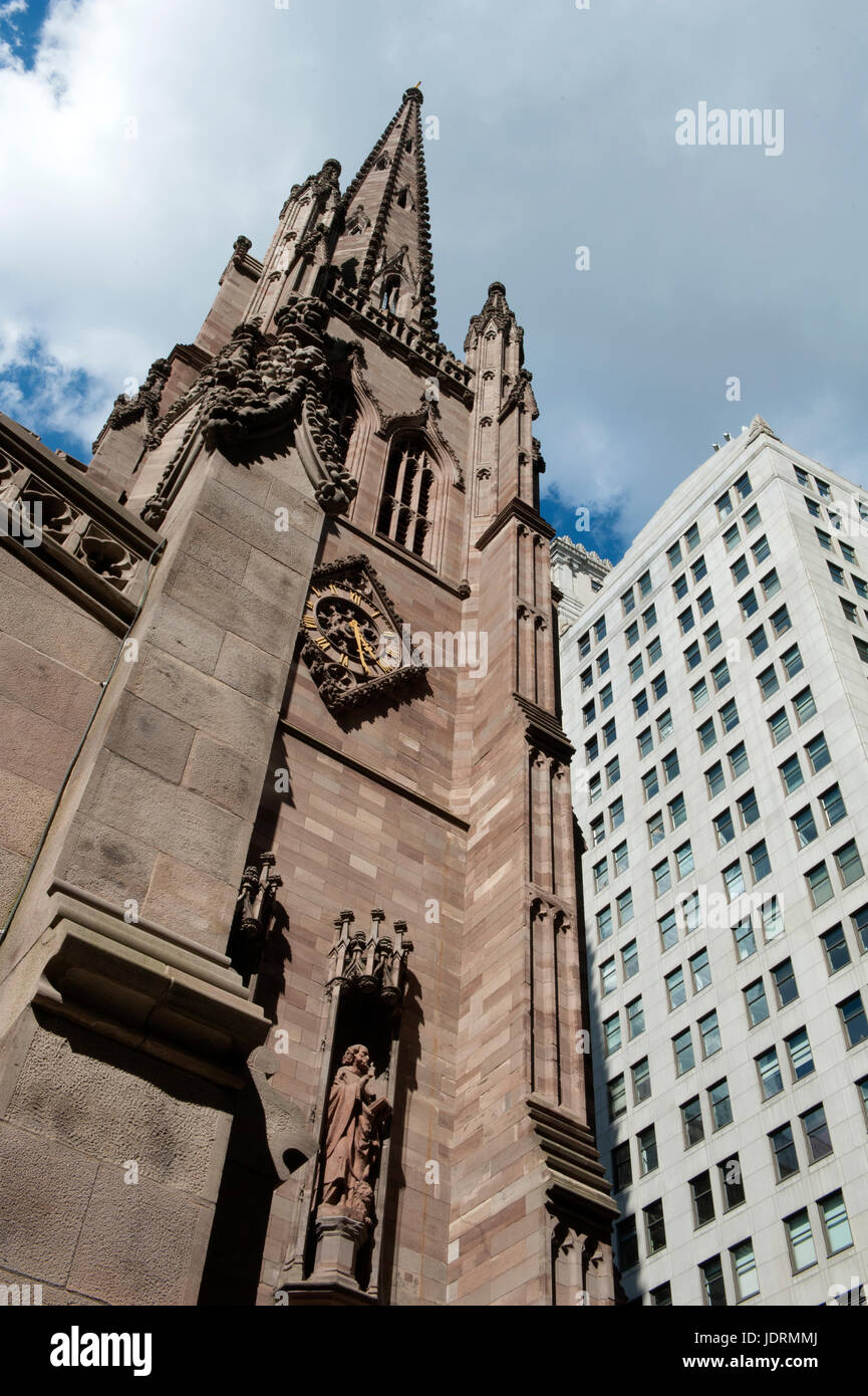 The current building of Trinity Church in Manhattan at Broadway and ...