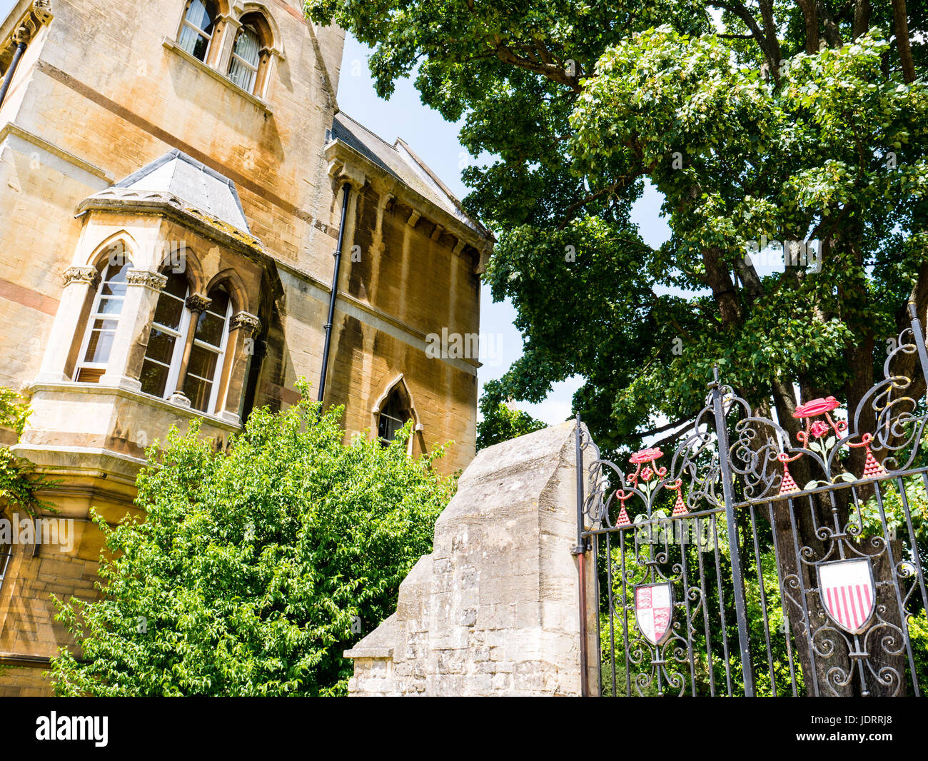 College gates oxford university hi-res stock photography and images - Alamy