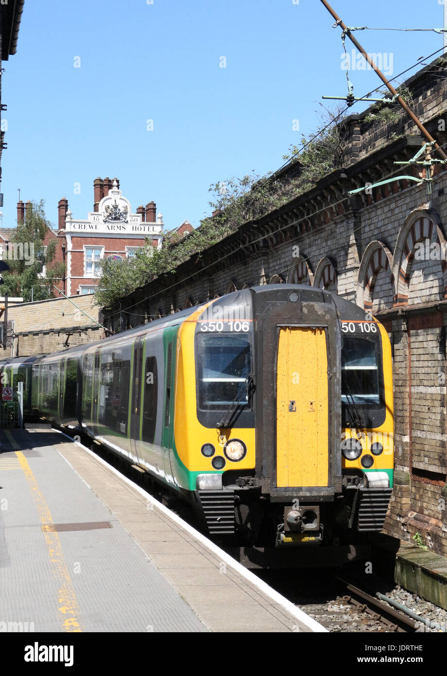 London transport liveried hi-res stock photography and images - Alamy