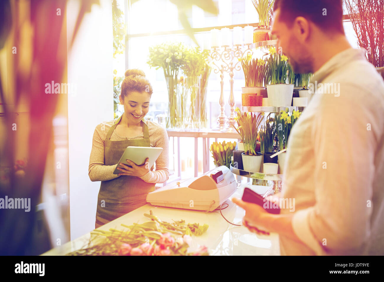 Man woman computer shop hi-res stock photography and images - Alamy