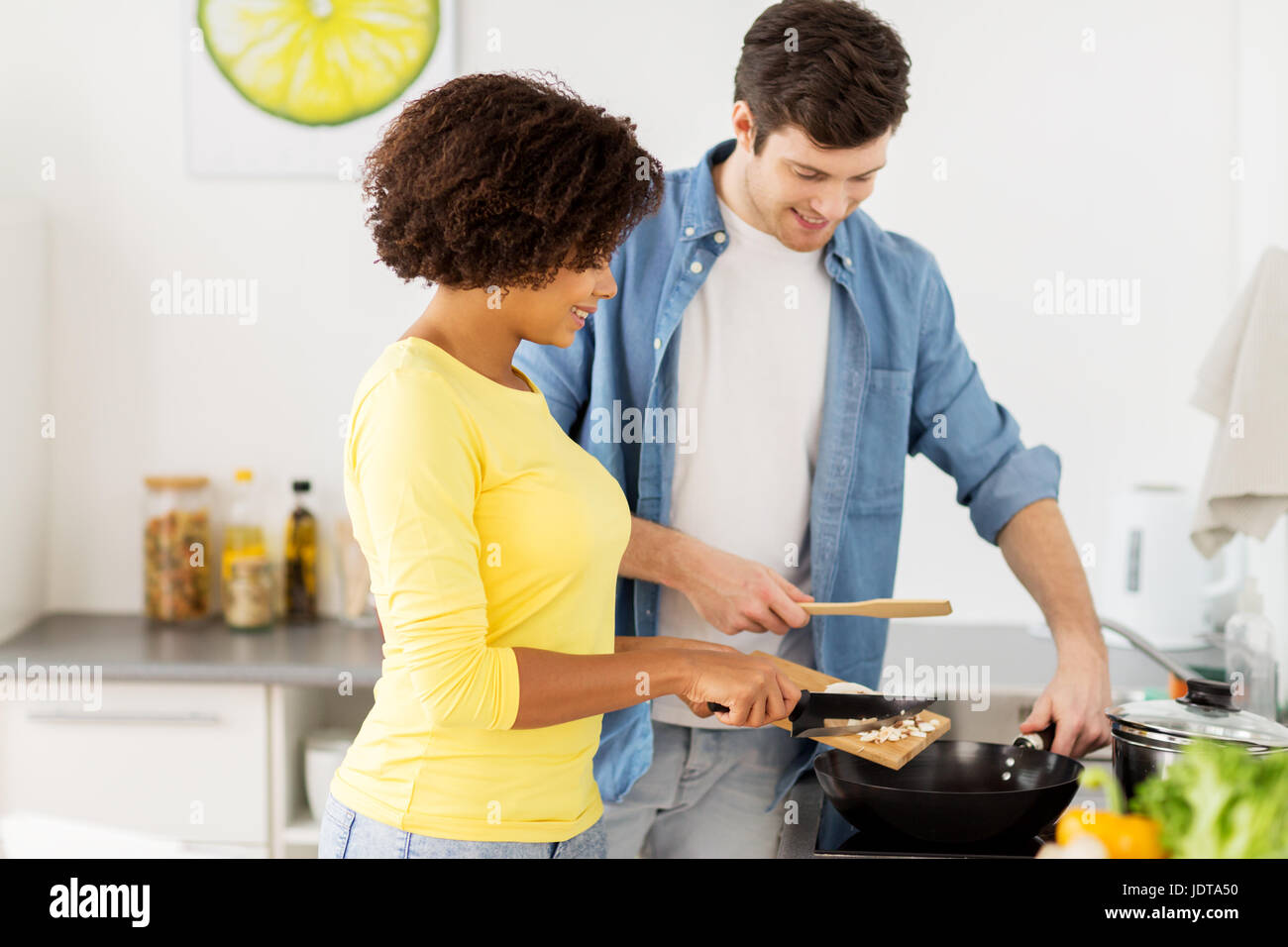 Cooking family hi-res stock photography and images - Alamy