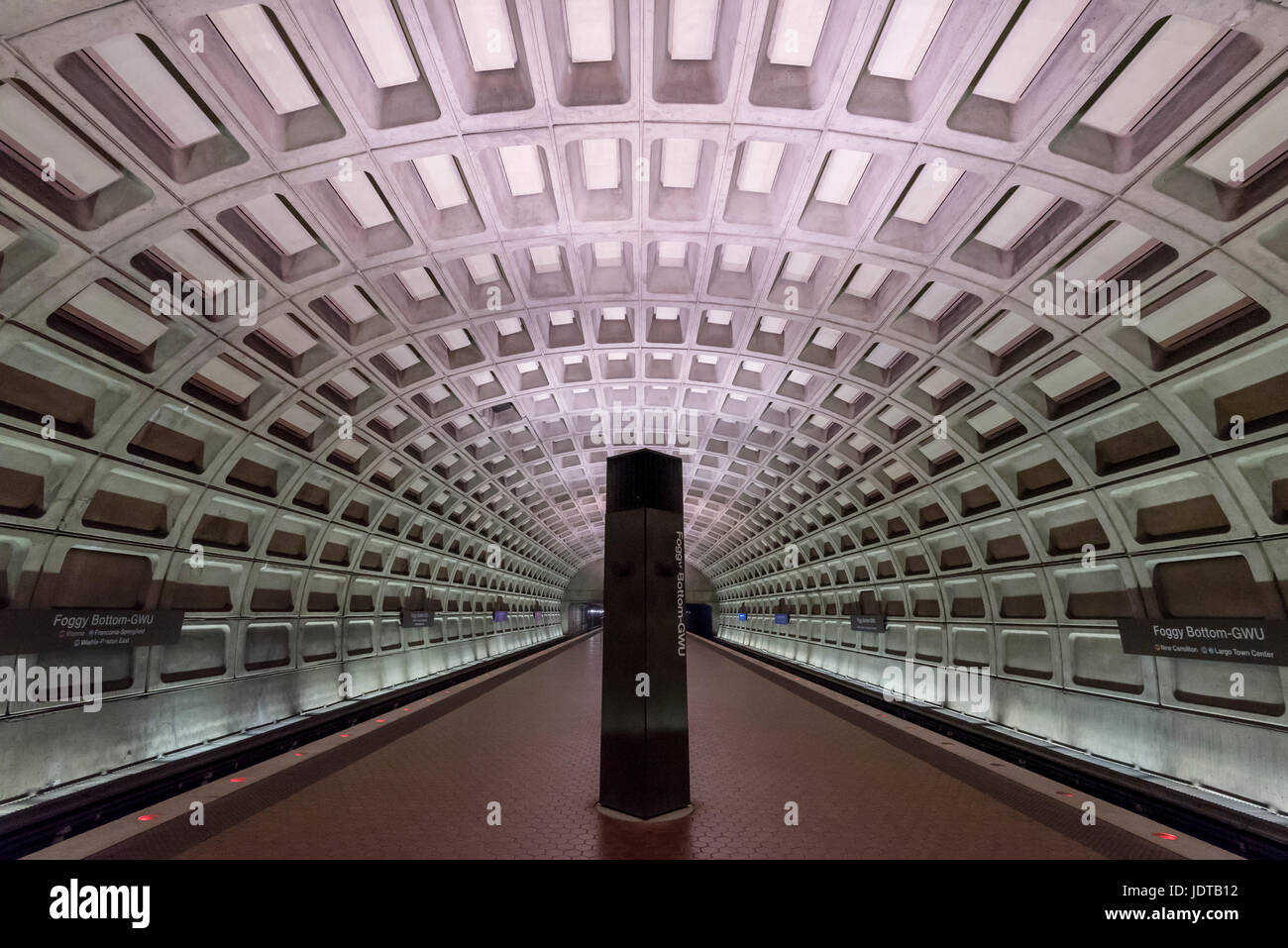 Washington Metropolitan Area Transit Authority station platform Stock ...