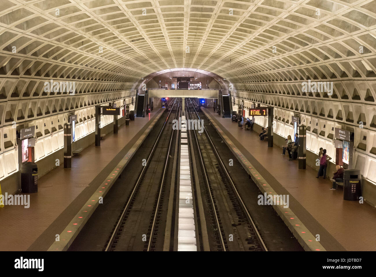 Washington Metropolitan Area Transit Authority station platform Stock ...