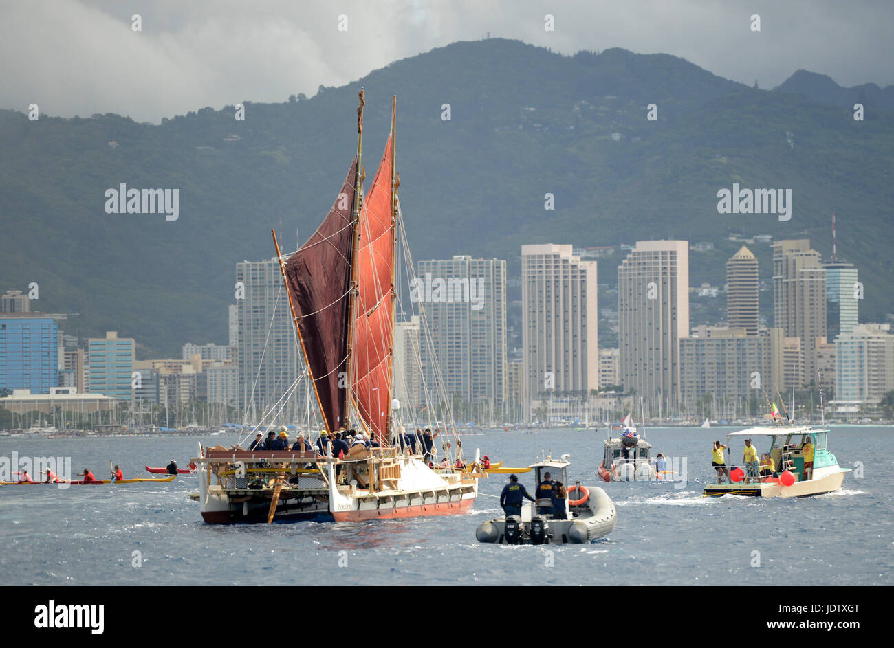 Ancient polynesian voyaging canoe hi-res stock photography and images ...