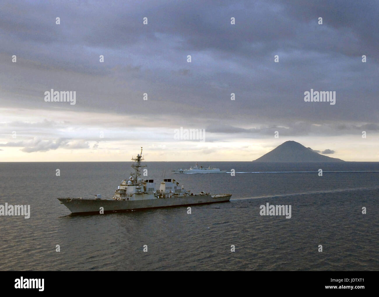 The U.S Navy Arleigh Burke-class guided missile destroyer USS ...