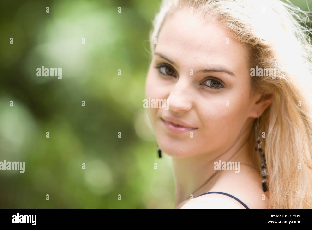 Pretty girls face side view hi-res stock photography and images - Alamy