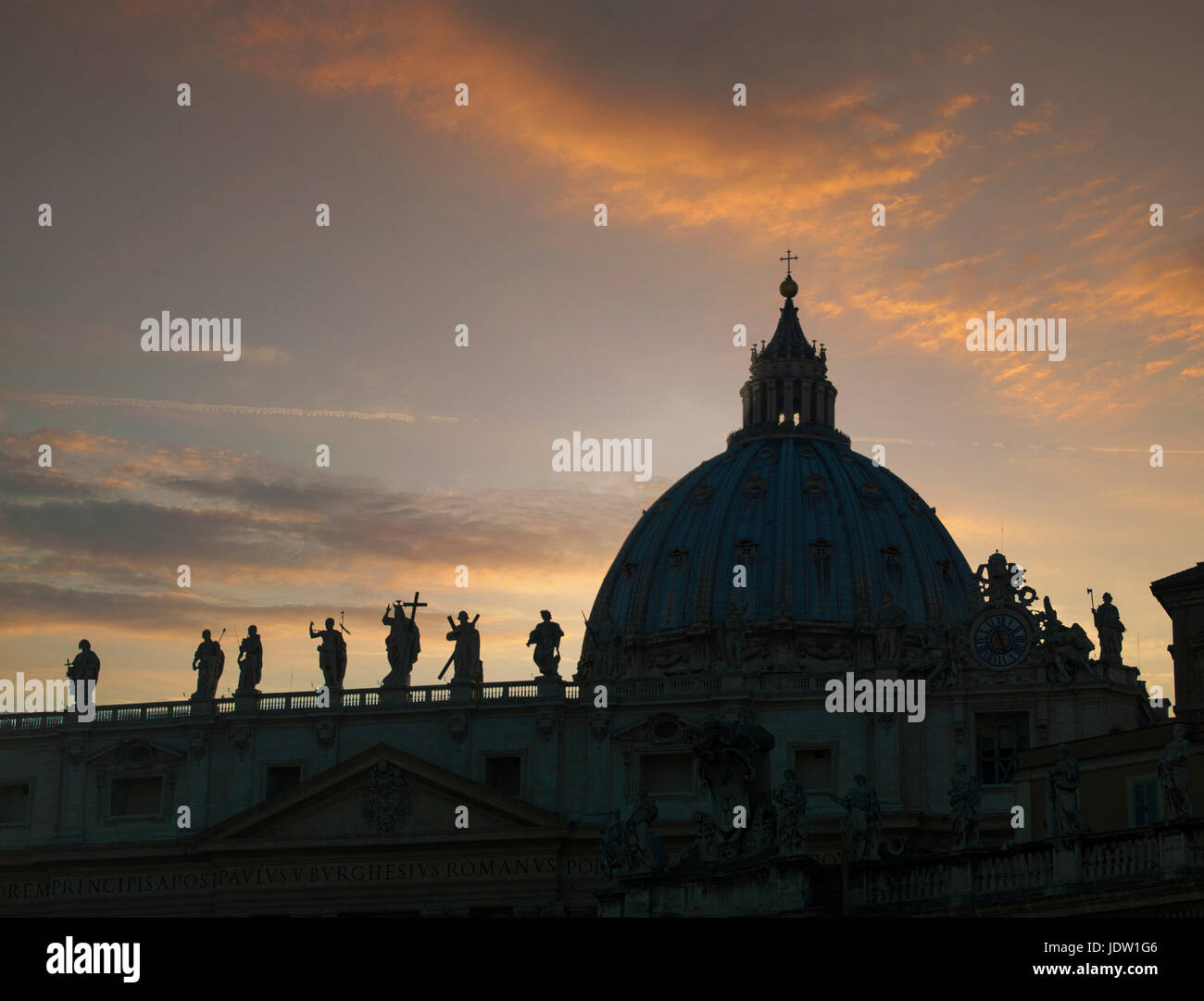 Statues on building roof hi-res stock photography and images - Alamy