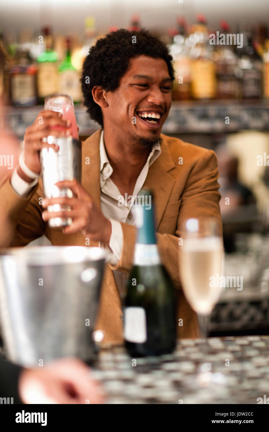 Mixing drinks hi-res stock photography and images - Alamy