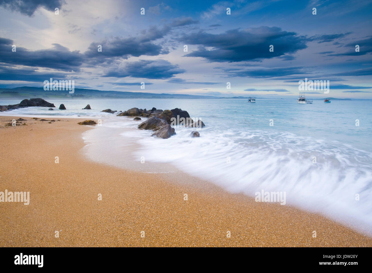 Washing up the beach hi-res stock photography and images - Alamy