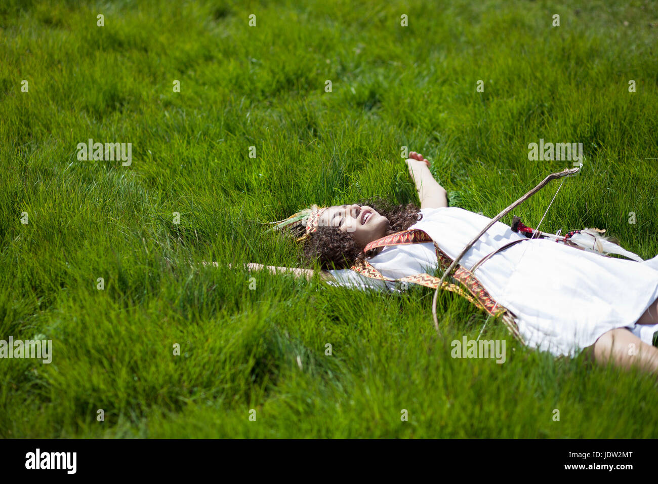 Girl in native american hi-res stock photography and images - Alamy
