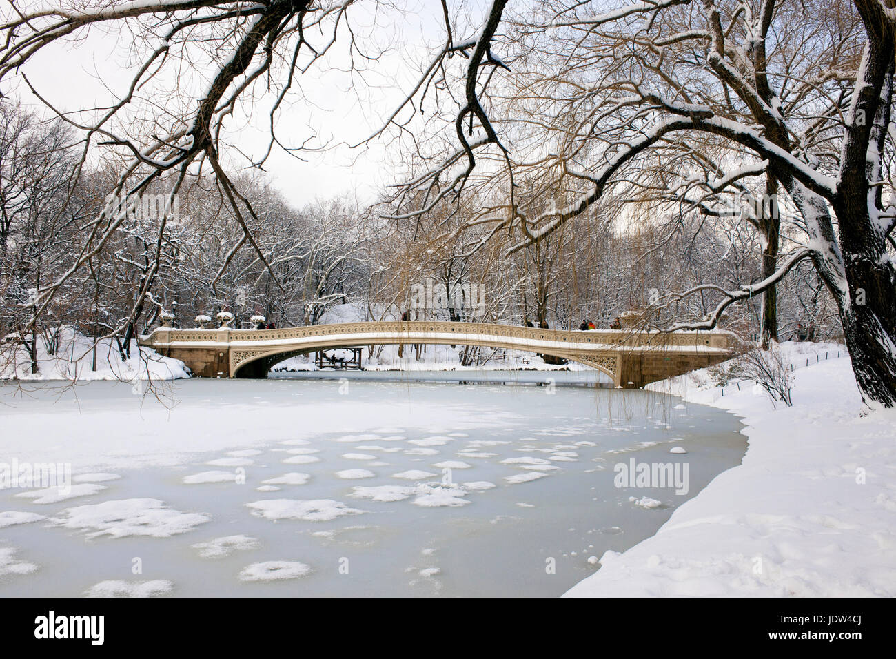 Bow Bridge on Central Park lake in winter, Manhattan, New York City ... Bow Bridge on Central Park lake in winter, Manhattan, New York City ...