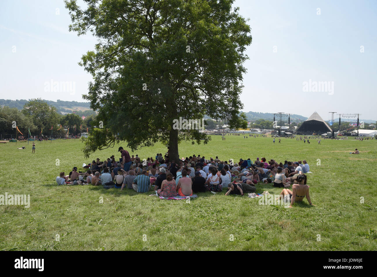 People shading hi-res stock photography and images - Alamy