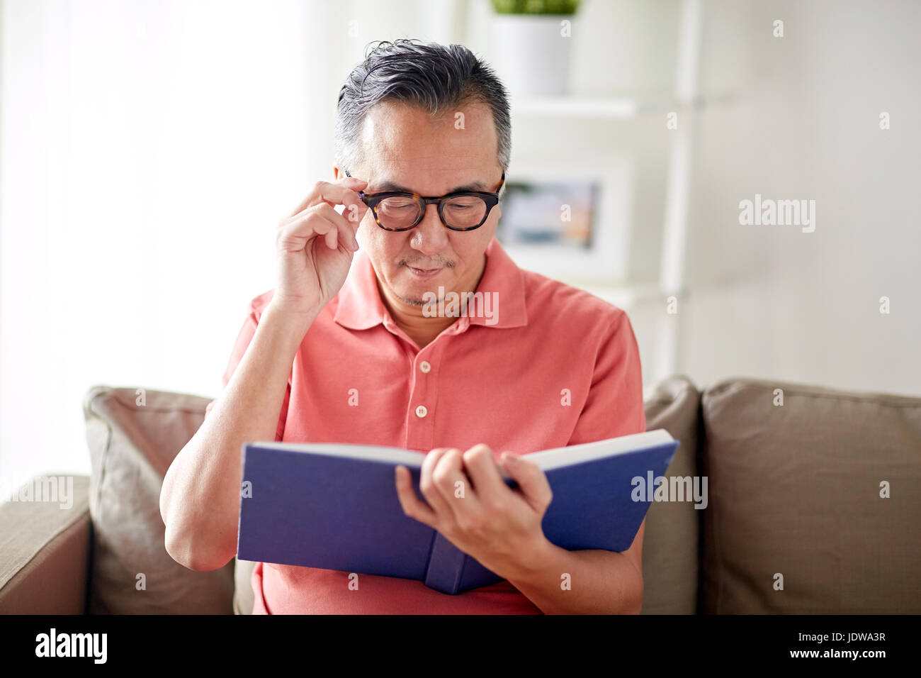 Chinese man reading paper hi-res stock photography and images - Alamy