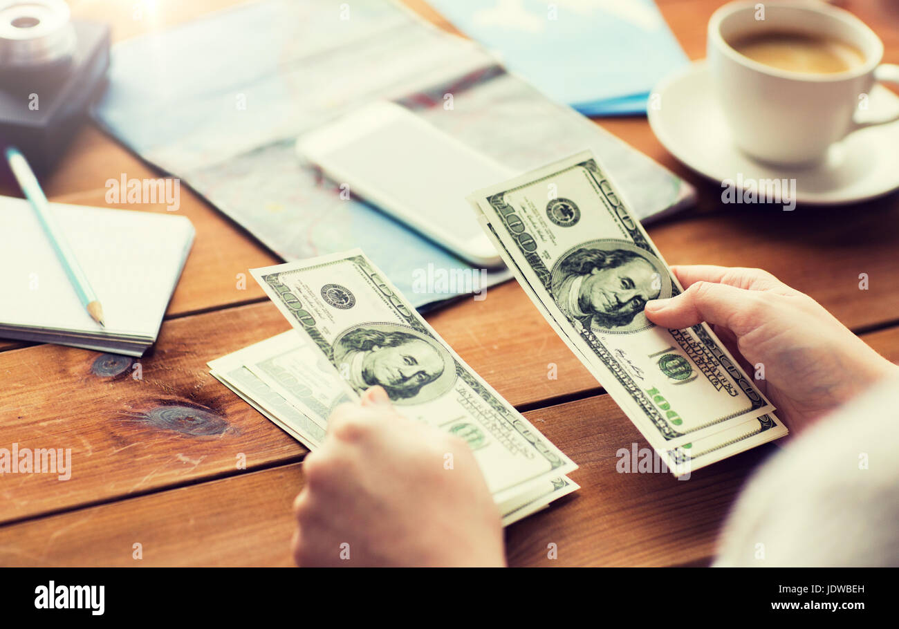 Human hand counting money hi-res stock photography and images - Alamy