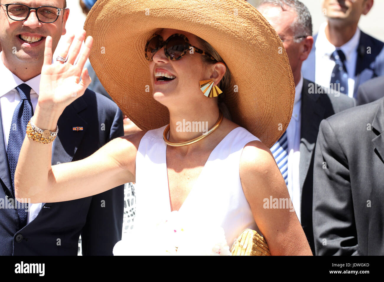 In the photo the Queen MÃ xima greet people, the glasses are Prada ...