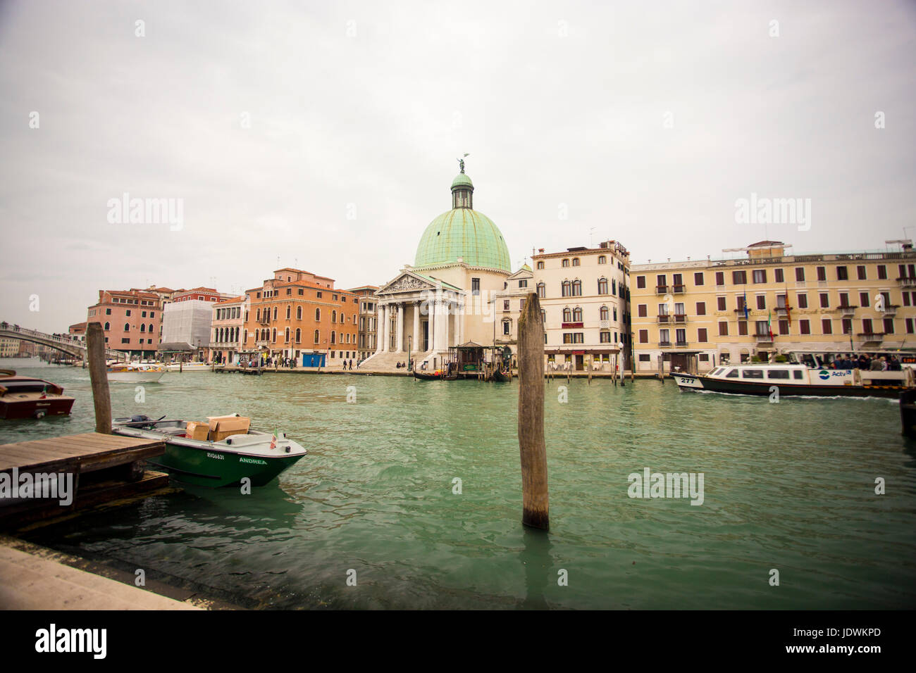 Horizontal canal hi-res stock photography and images - Alamy