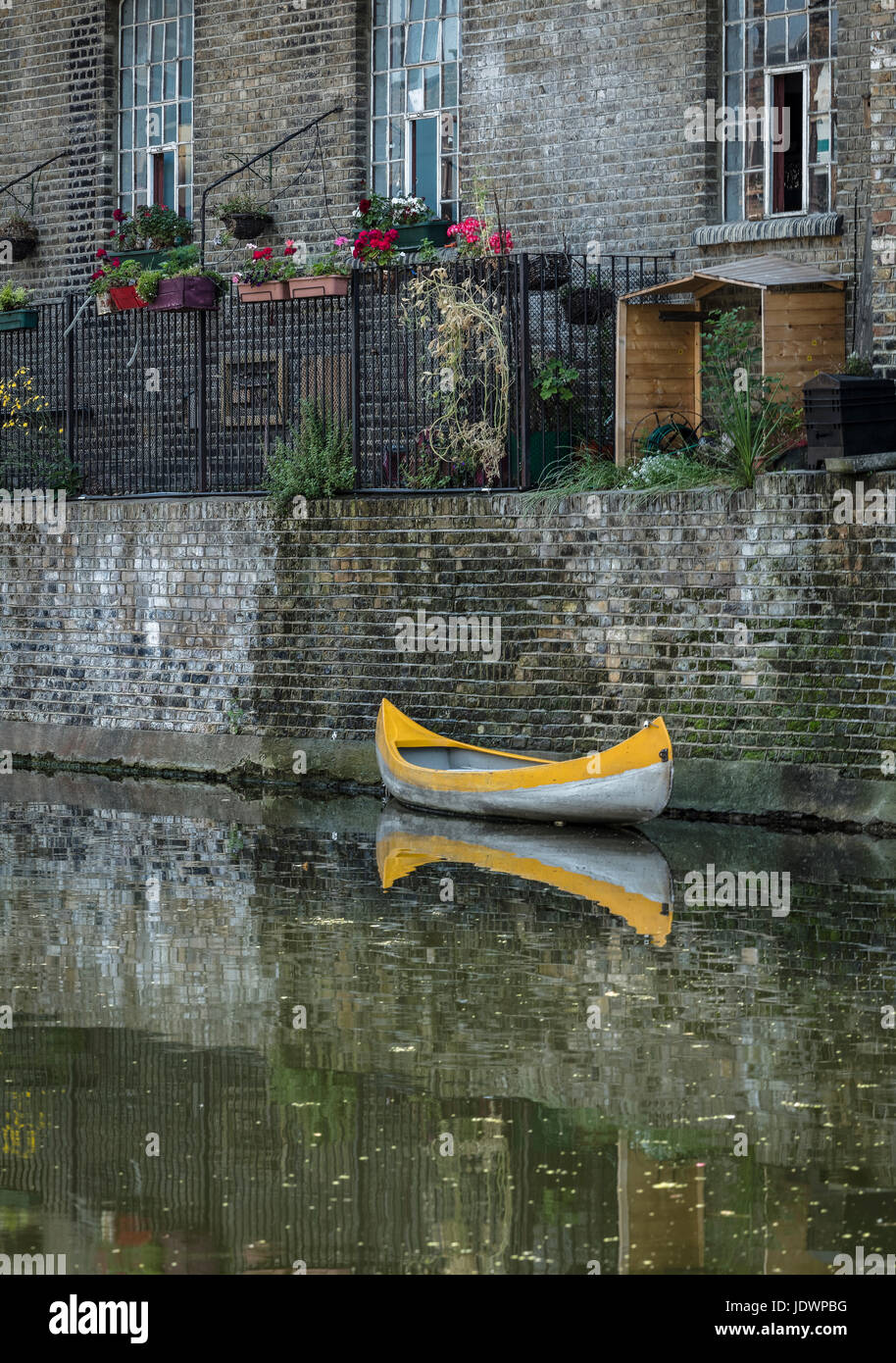 London yellow and white canoe hi-res stock photography and images - Alamy