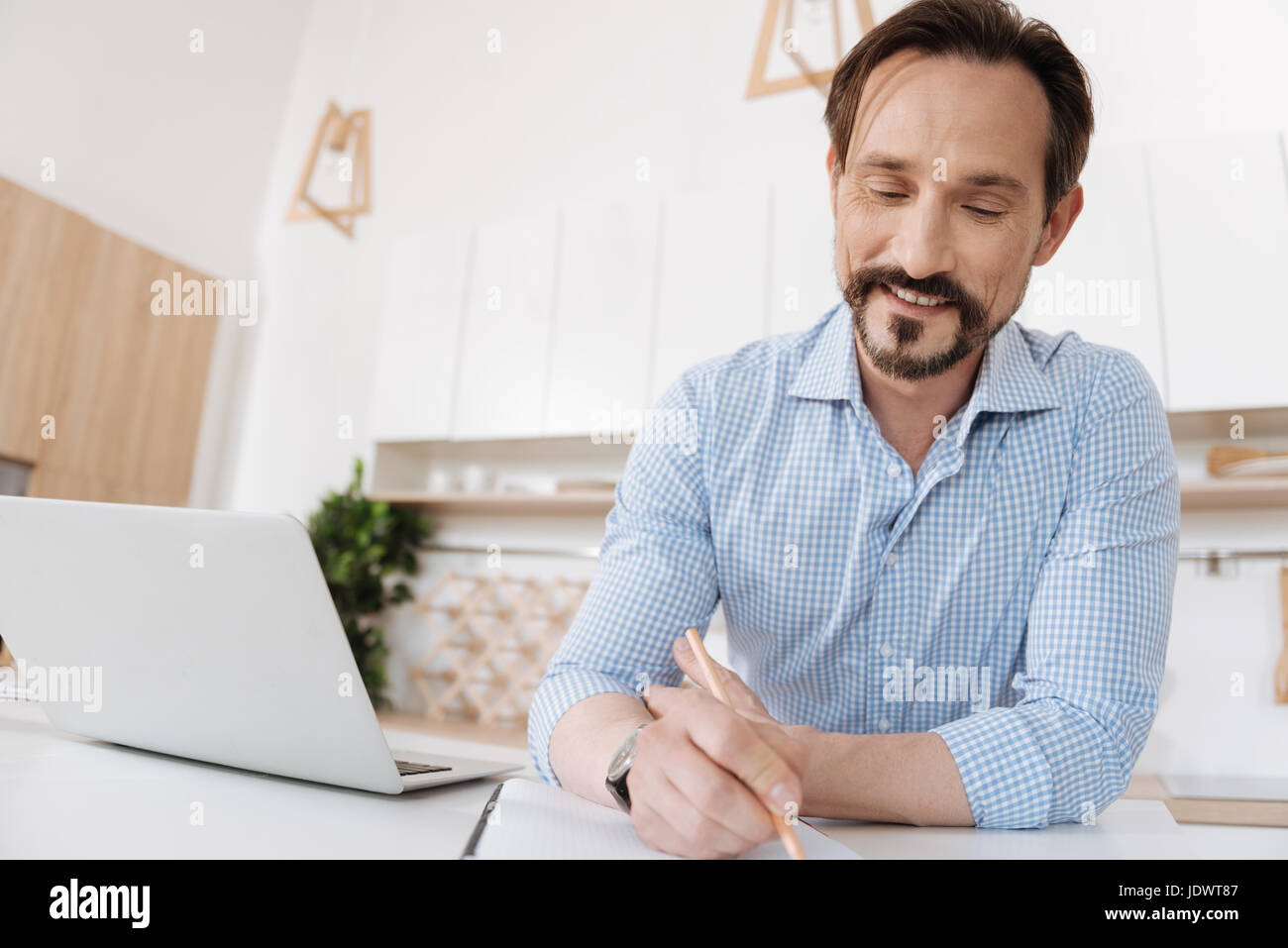 Man smartphone making notes hi-res stock photography and images - Alamy