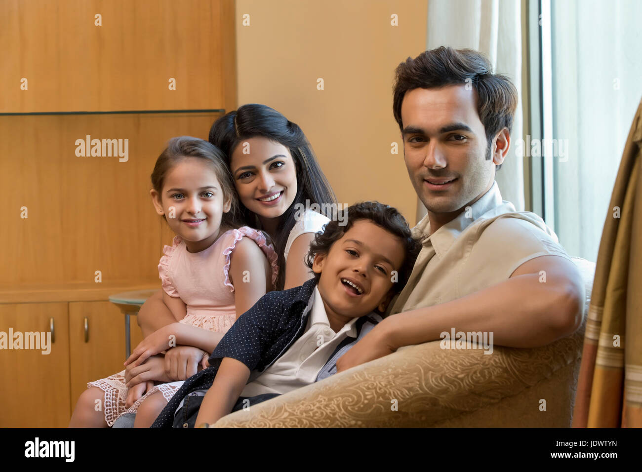 Family four sitting around hi-res stock photography and images - Alamy