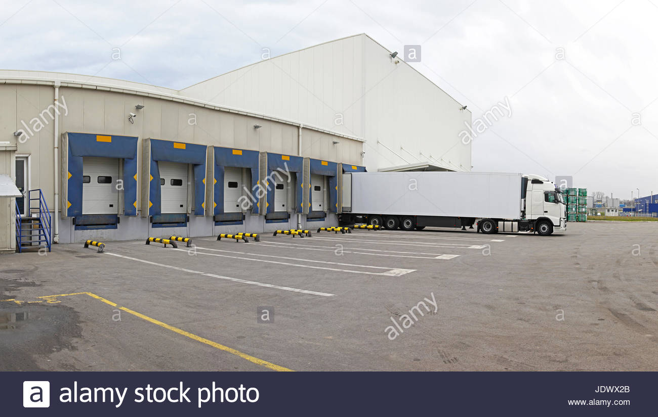 Warehouse Exterior With Lorry Stock Photos & Warehouse Exterior With ...