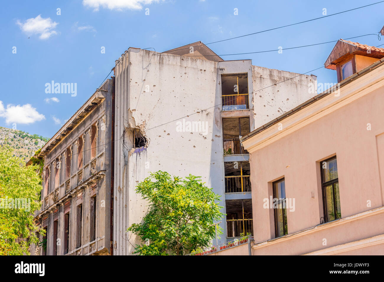 War torn buildings hi-res stock photography and images - Alamy