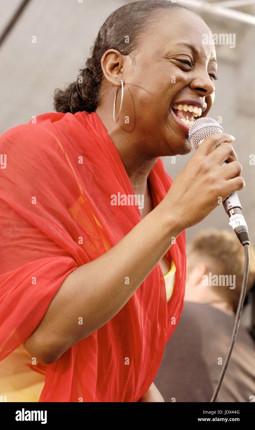 Ledisi hi-res stock photography and images - Alamy
