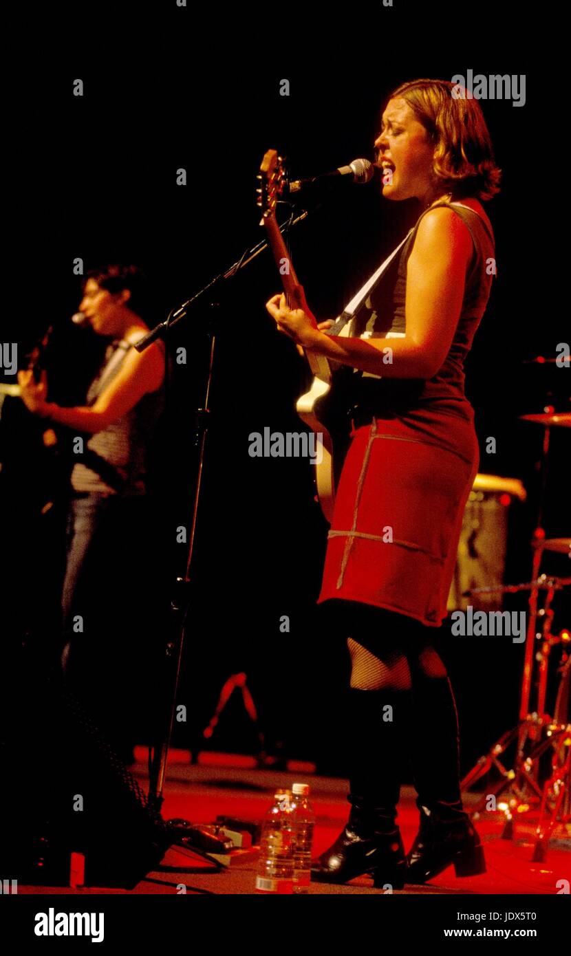 Sleater-Kinney (Corin Tucker in foreground and Carrie Brownstein in ...