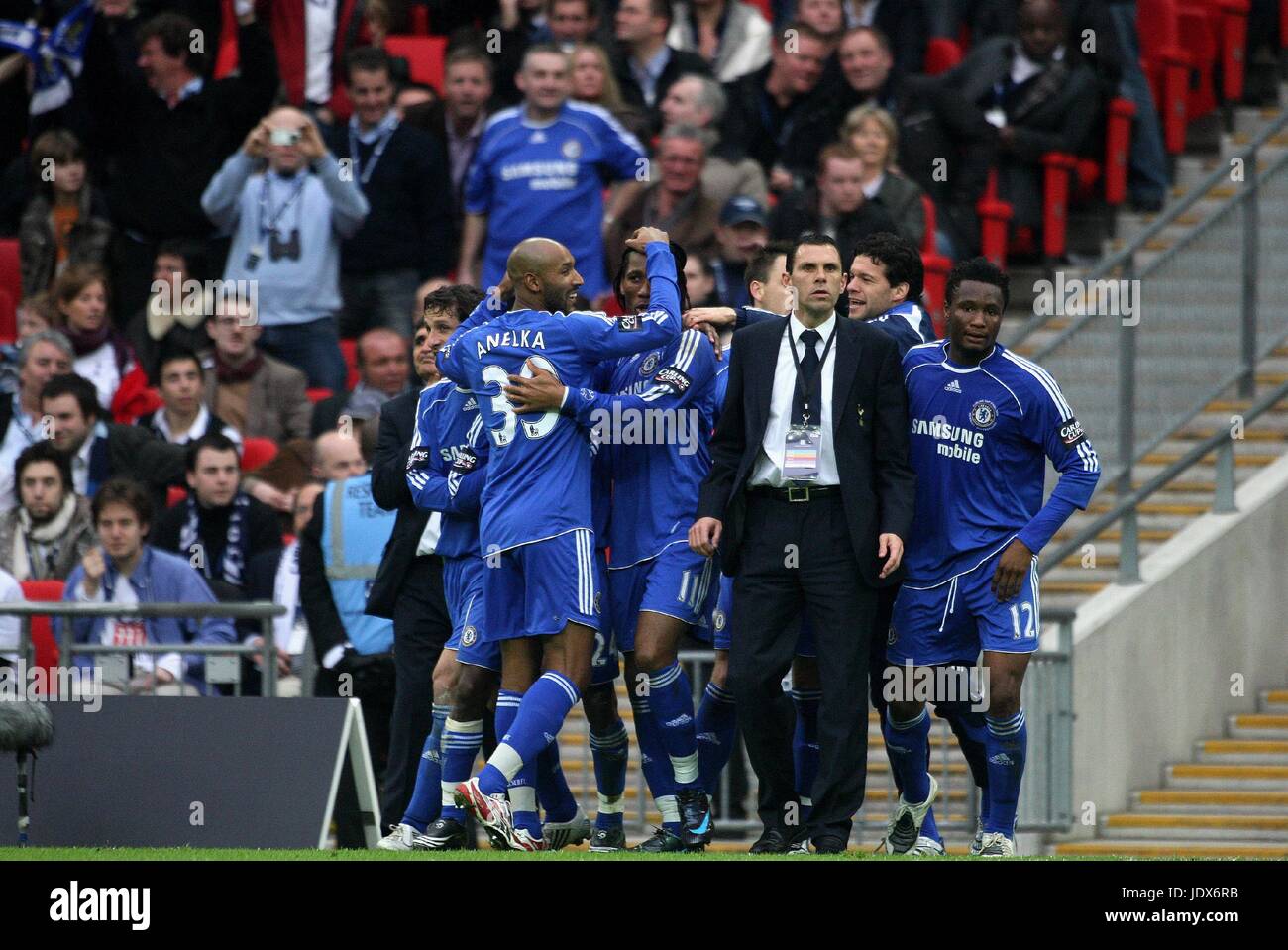 Didier drogba chelsea goal hi-res stock photography and images - Alamy