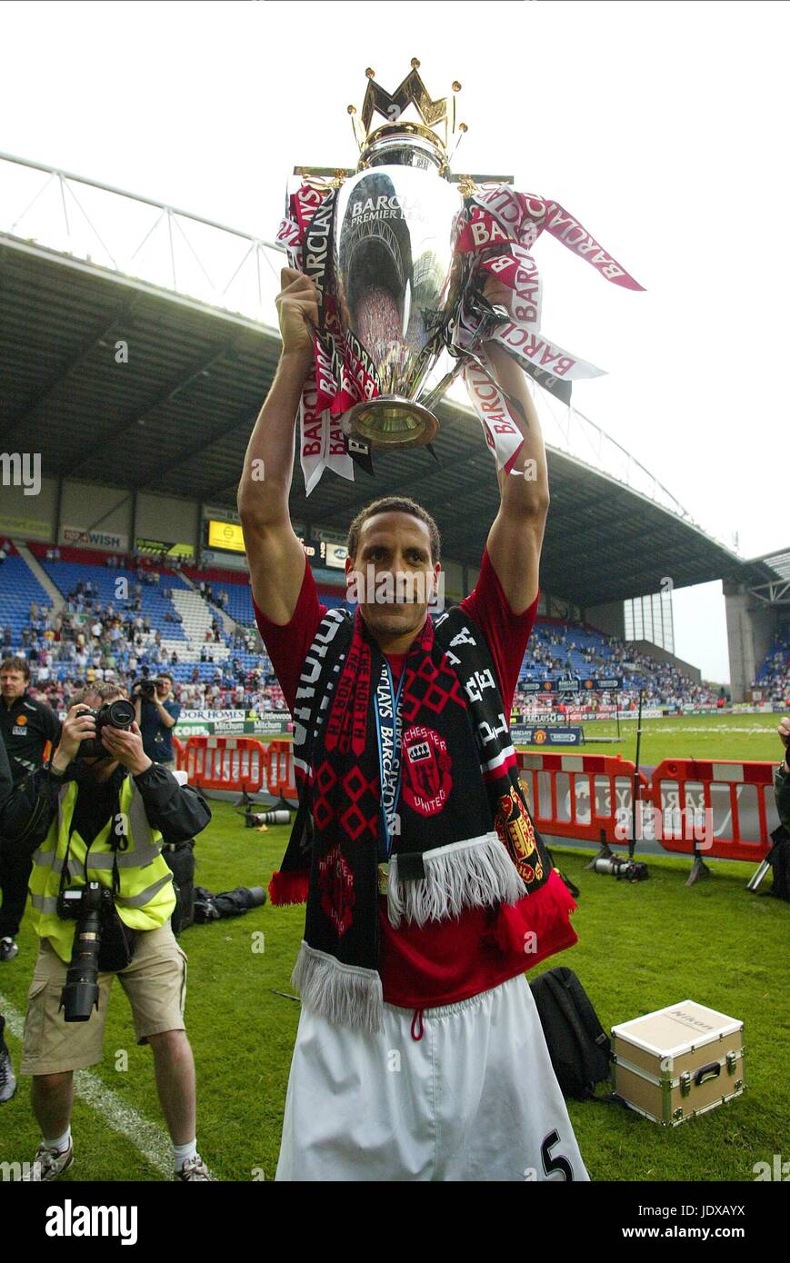 Rio ferdinand manchester united trophy hi-res stock photography and ...