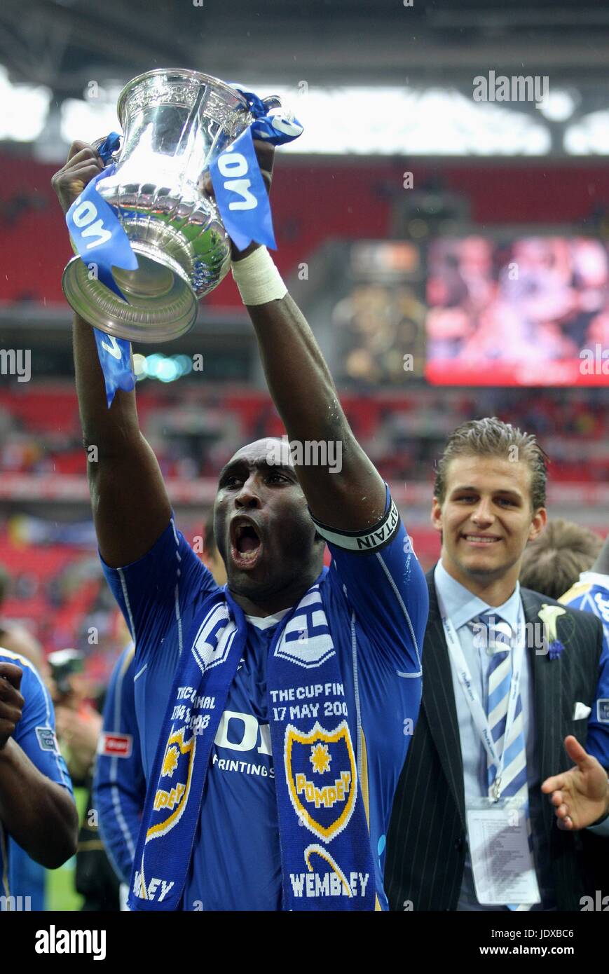 SOL CAMPBELL CELEBRATES WITH F CARDIFF V PORTSMOUTH WEMBLEY STADIUM ...