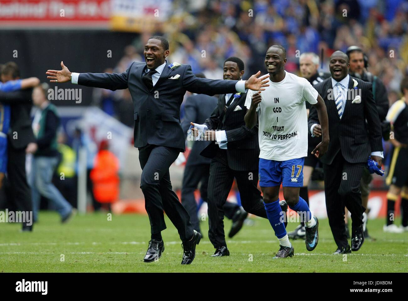 JOHN UTAKA & SQUAD PLAYERS CARDIFF V PORTSMOUTH WEMBLEY STADIUM LONDON ...