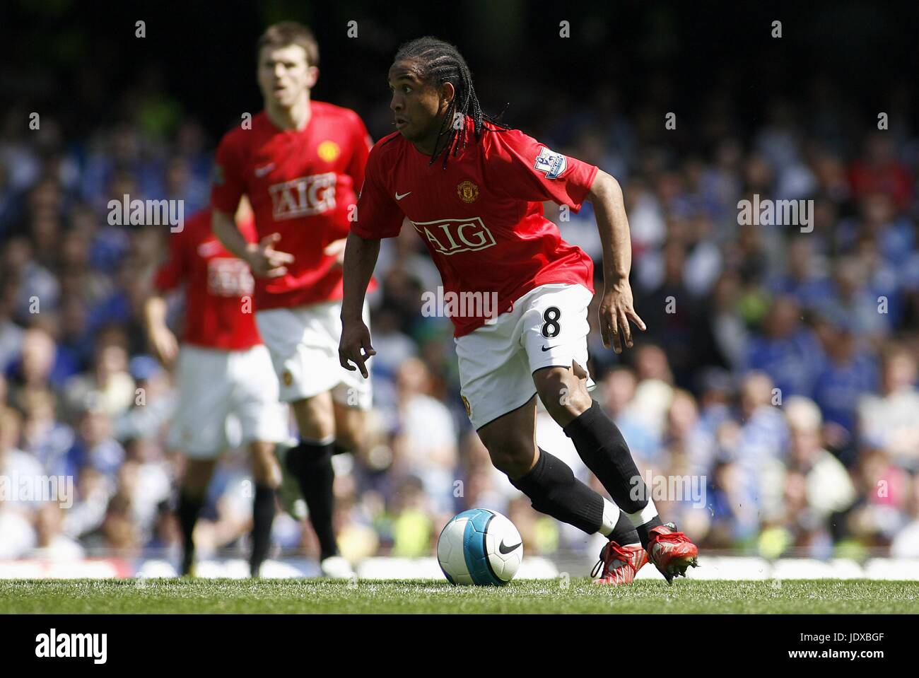 Manchester united at stamford bridge hi-res stock photography and ...