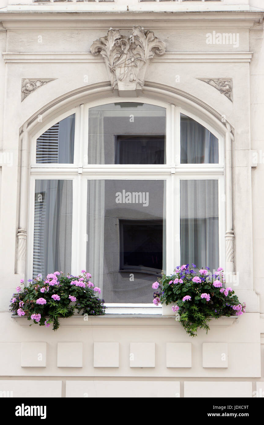 Fenster an Jugendstil-Fassade, Düsseldorf, Nordrhein-Westfalen ...