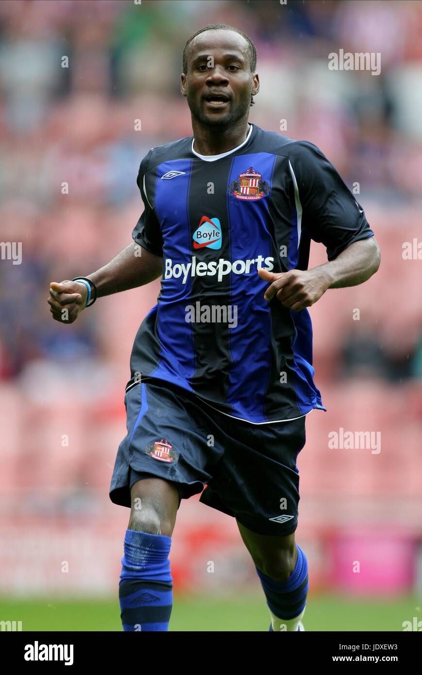 PASCAL CHIMBONDA SUNDERLAND FC STADIUM OF LIGHT SUNDERLAND ENGLAND 03 ...