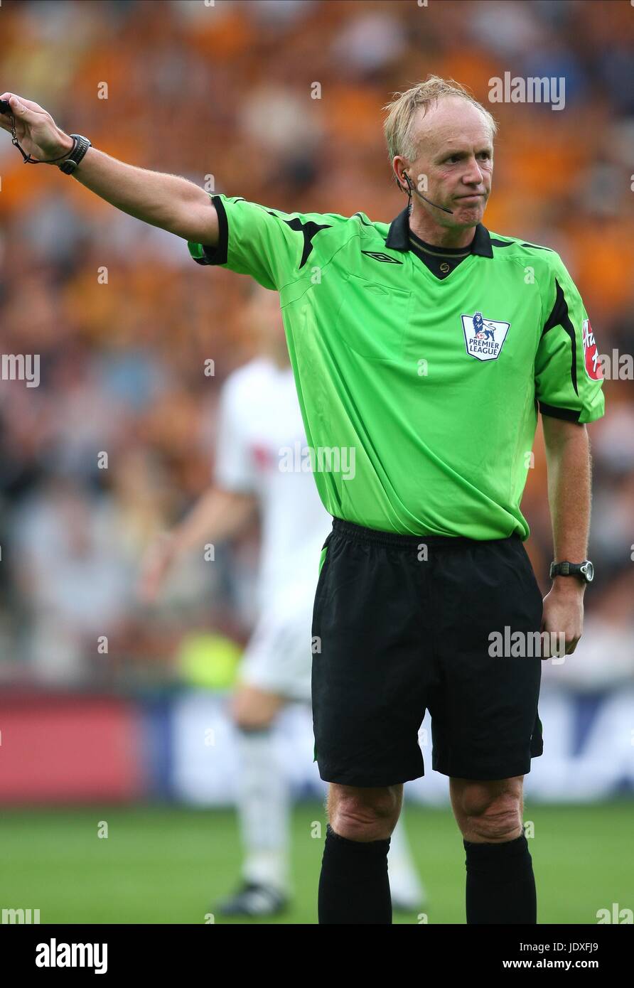 PETER WALTON REFEREE KC STADIUM HULL ENGLAND 16 August 2008 Stock Photo ...