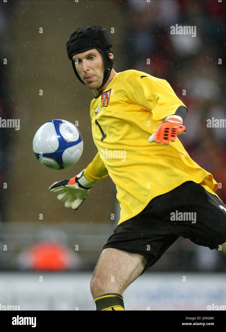 PETR CECH CZECH REPUBLIC & CHELSEA FC WEMBLEY STADIUM LONDON ENGLAND 20 ...
