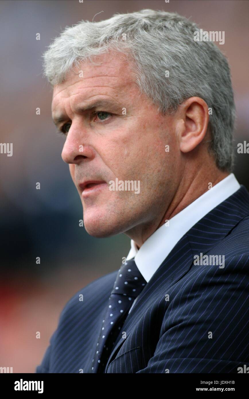 MARK HUGHES MANCHESTER CITY FC MANAGER CITY OF MANCHESTER STADIUM ...