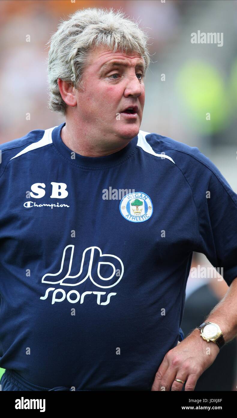 STEVE BRUCE WIGAN ATHLETIC FC MANAGER KC STADIUM HULL ENGLAND 30 August ...
