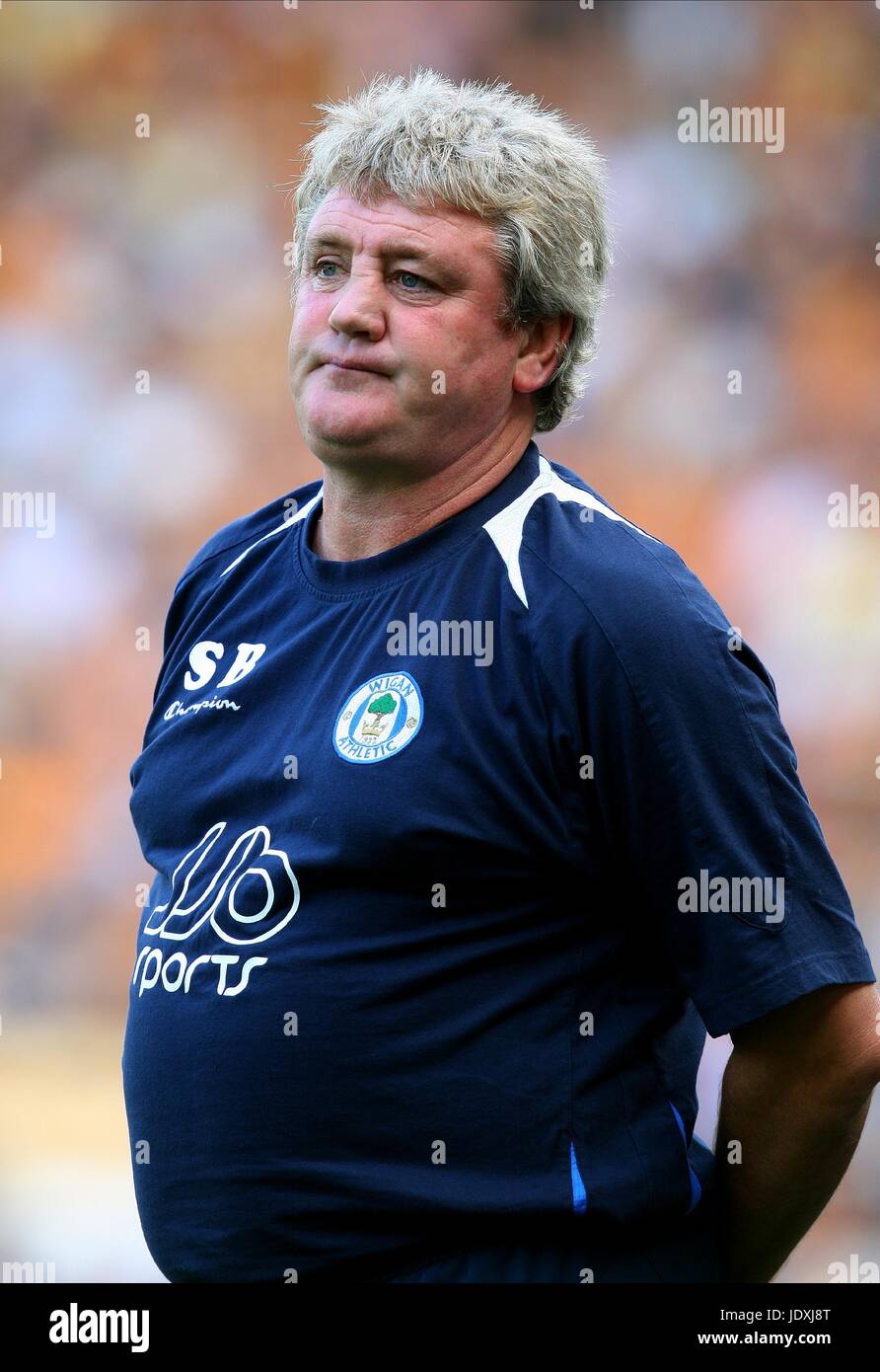 STEVE BRUCE WIGAN ATHLETIC FC MANAGER KC STADIUM HULL ENGLAND 30 August ...