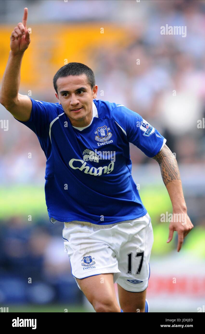TIM CAHILL CELEBRATES GOAL HULL V EVERTON KC STADIUM HULL ENGLAND 21 ...